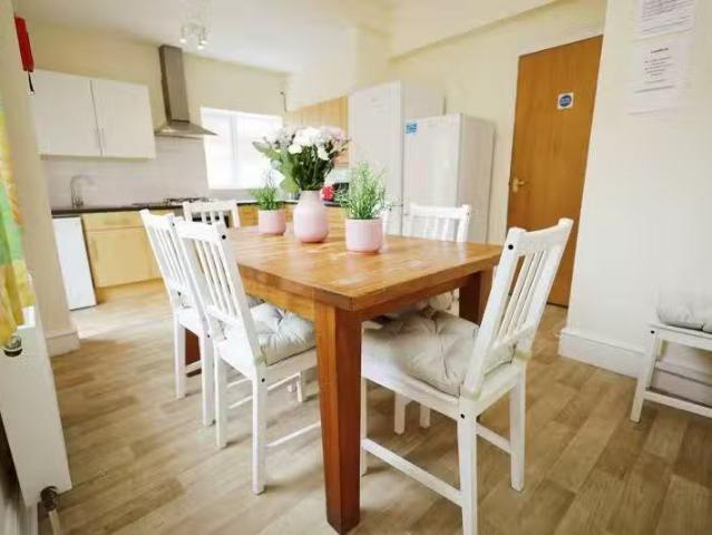 For Rent! 7 bedroom detached house for rent in Windsor Road, B.