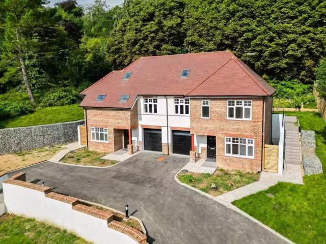 Cheap 4 BA 5 bedroom semi detached house for rent in 42 Welcom.