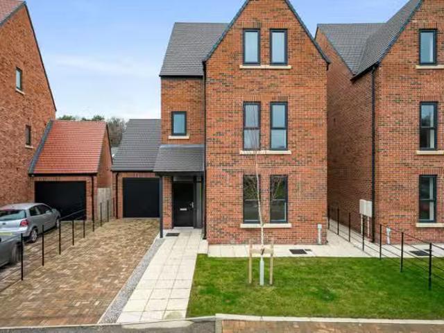 New 4 BA 5 bedroom semi detached house for rent in Mara Drive.