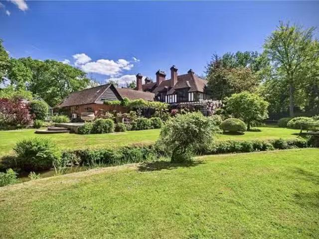 Unique 4 BA 6 bedroom detached house for rent in Ottershaw, Su.