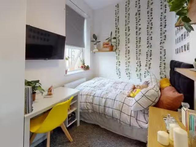 Charming 4 BA 1 bedroom terraced house for rent in Room 3, Hot.