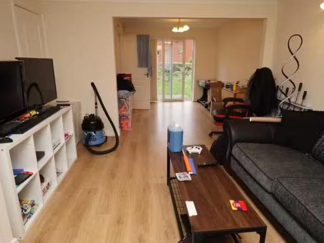 Rental! 4 bedroom detached house for rent in Oxendale, Street.