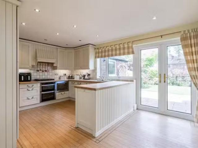 Deal! 4 bedroom detached house for rent in Streetsbrook Road.