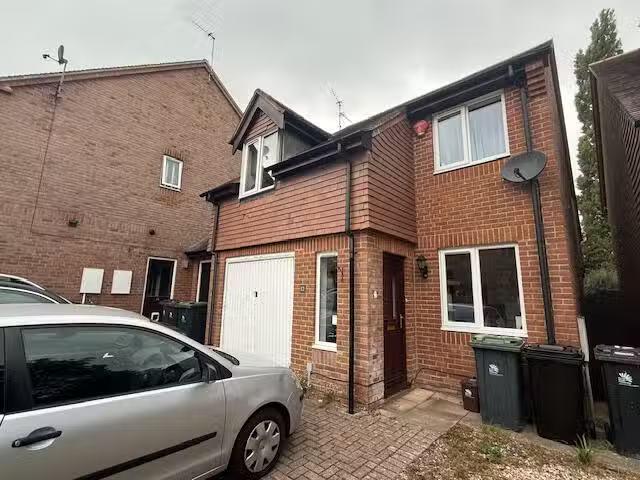Just in! 4 bedroom detached house for rent in Walford Gardens.