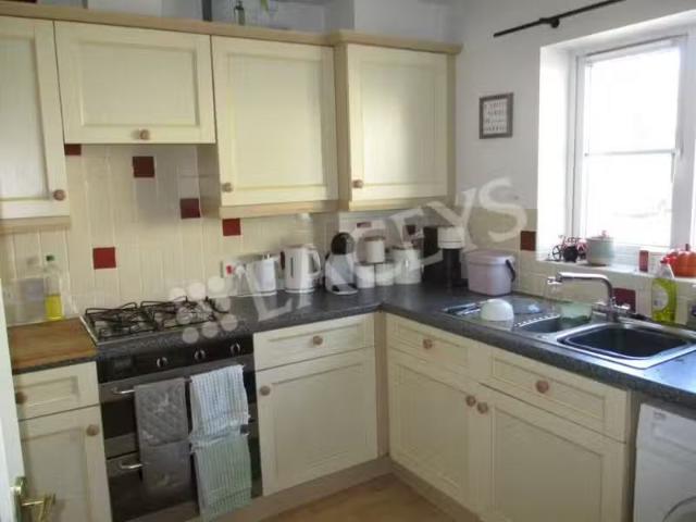 Just in! 4 bedroom link detached house for rent in Parish Mews.
