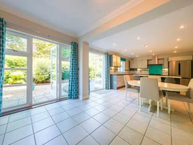 Cheap 4 bedroom semi detached house for rent in Royal Victoria.