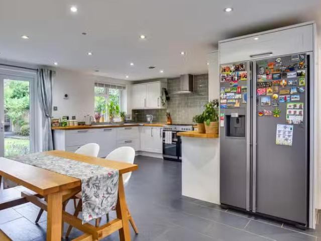 Rental! 4 bedroom semi detached house for rent in Ravens Cresc.