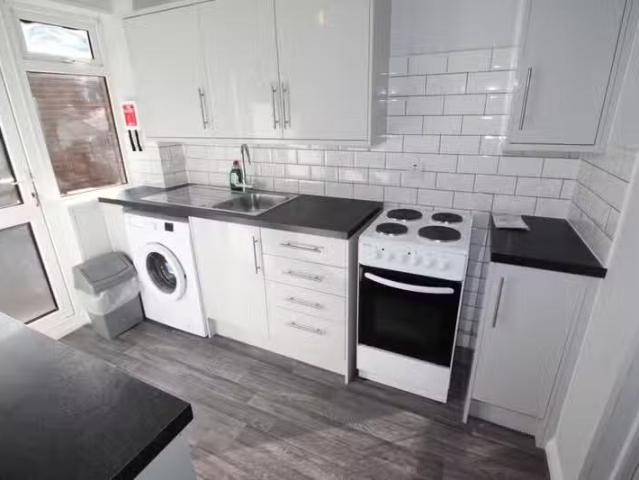 New 4 bedroom Semi Detached House to rent, Cherrywood Avenue.