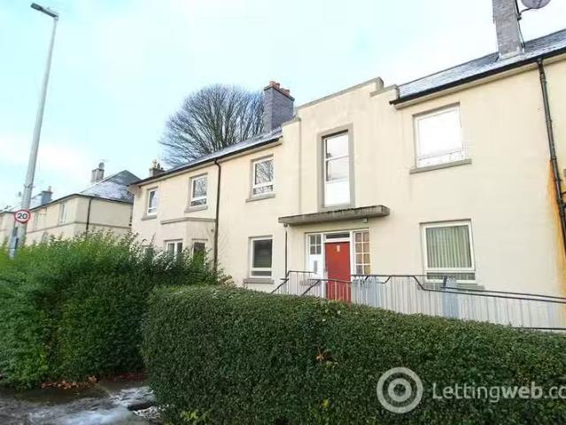 Unique 4 BR Property to rent in Sunnybank Road, First Floor, A.