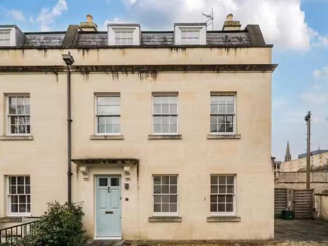 Deal! 5 bedroom end of terrace house for rent in Henrietta Pla.