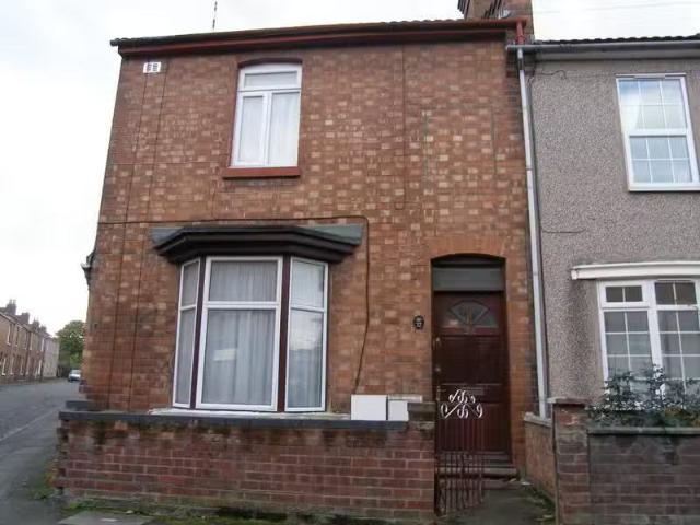 New 5 bedroom end of terrace house for rent in 32 Rushmore Str.