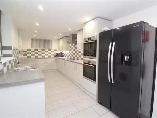 Cozy 5 bedroom house for rent in Kingsland Terrace, Pontypridd.