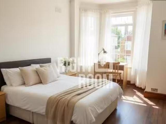Cozy 5 bedroom house share for rent in Richmond Wood Road, BH8