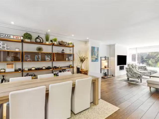 For Rent! 5 bedroom property to let in Woodsford Square, Londo.