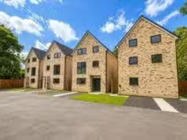 Just in! 5 BR Property & Houses to Rent: Sorrel Close, Farnbor.