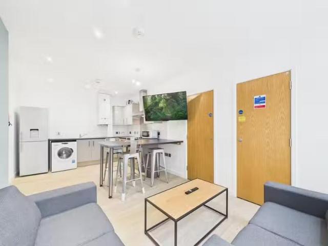 Deal! 6 BA 6 bedroom flat for rent in Cumberland Street, Brist.