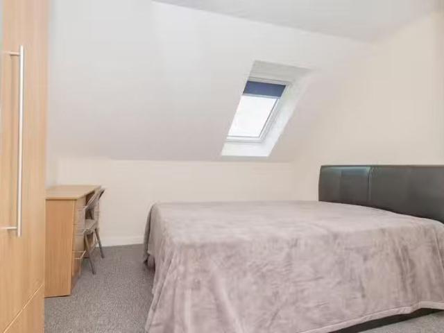 Nice 6 BA 8 bedroom flat share for rent in 0755L Polwarth Gard.