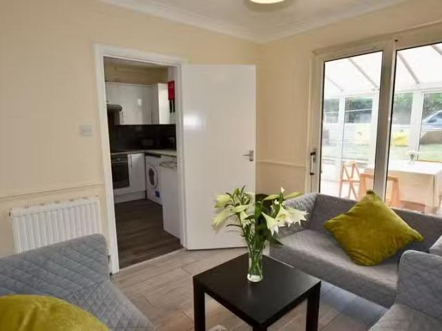 Nice 6 bedroom detached house for rent in Frobisher Avenue, Wa.