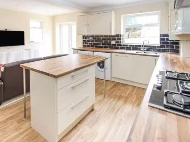 Charming 6 bedroom detached house for rent in Premium Student.