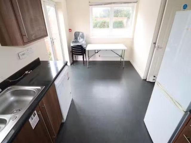 Rental! 6 bedroom house for rent in Aviation Avenue, Hatfield.