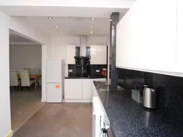 For Rent! 6 bedroom semi detached house for rent in Station Ro.