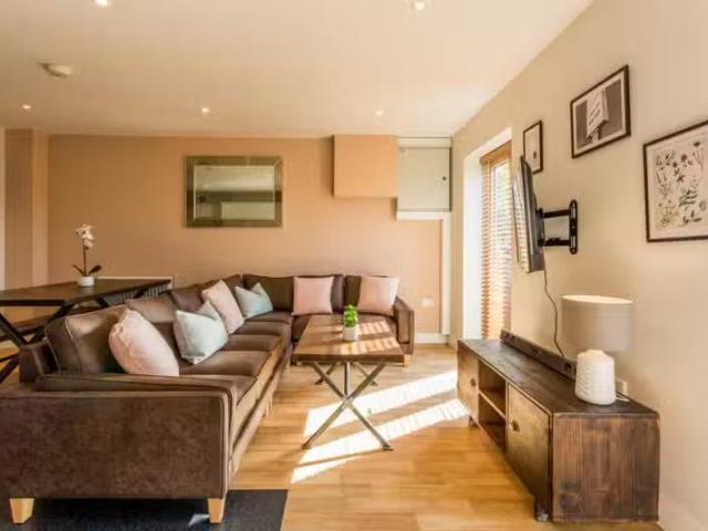 Unique 8 BA 8 bedroom flat for rent in St Hilds Lane, Durham.