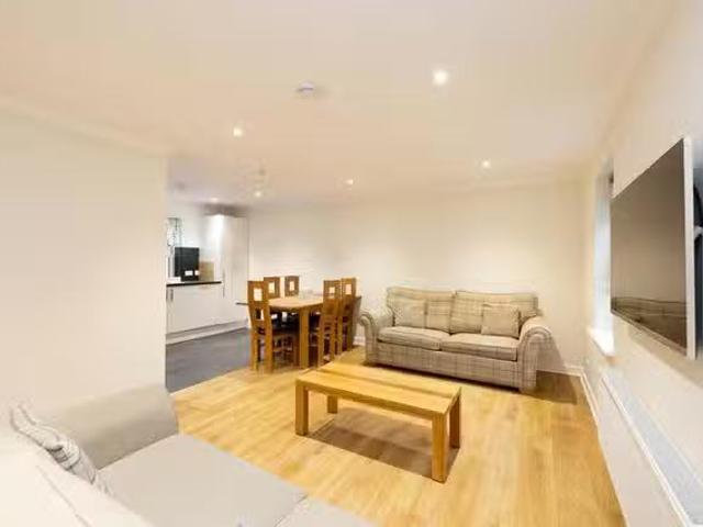 Charming 8 BR Dewar Place Lane