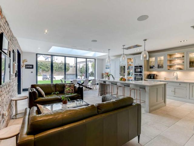 New Church Road, Hove 5 bed detached house to rent £22,750 pcm £5,250 pw