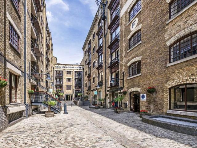 New Crane Place, London E1W Studio to rent £1,800 pcm £415 pw