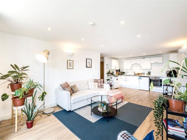 New Cross Road, London SE14, 1 bed flat to rent, £1,600 pcm | PrimeLocation