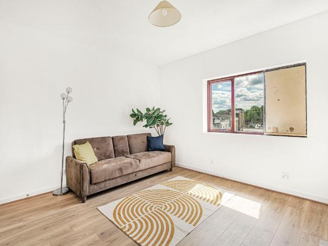 New Cross Road, London SE14, 3 bed flat to rent, £2,000 pcm | PrimeLocation