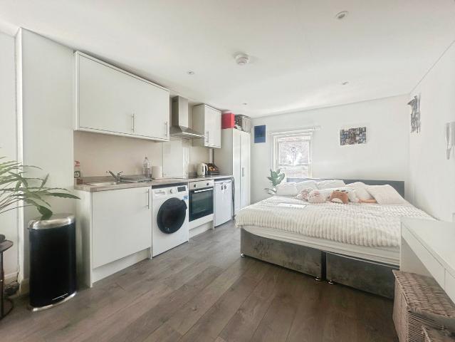 New Cross Road, London SE14, Studio to rent, £1,250 pcm | PrimeLocation