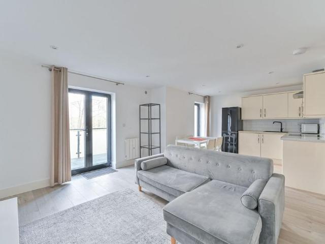 New Cross Road, New Cross, London, SE14 2 bed flat to rent £2,100 pcm £485 pw