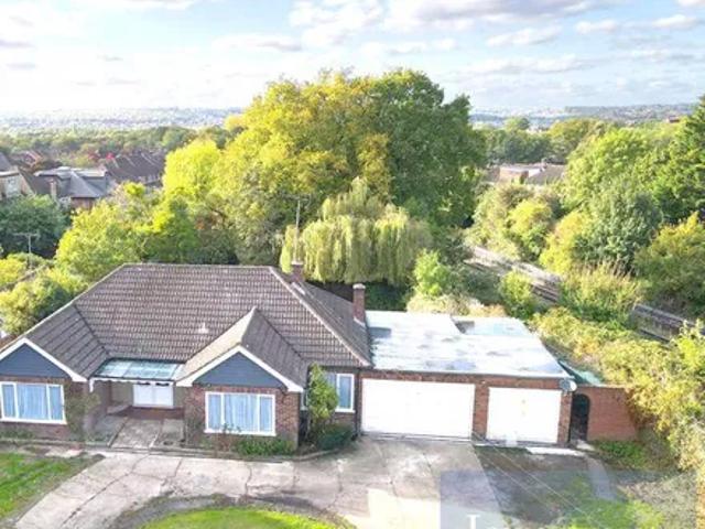 New Barns Way, Chigwell, IG7 5AT, United Kingdom | 4 bed house for rent #167609186 | Rentberry