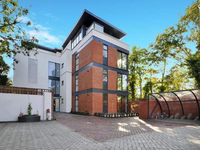 New Beck Court, 125 Park Road. 3 bed apartment to rent £2,500 pcm £577 pw