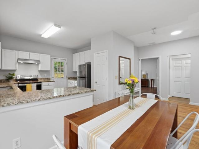 NEW Best deal in ATL! 55 4K Wifi TV Queen BedCle
