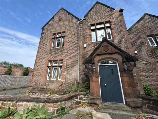 For Rent! Detached house for rent in Garston Old Road, Liverpo.