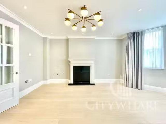 Charming Detached house to rent in Barrons Chase, Richmond TW10
