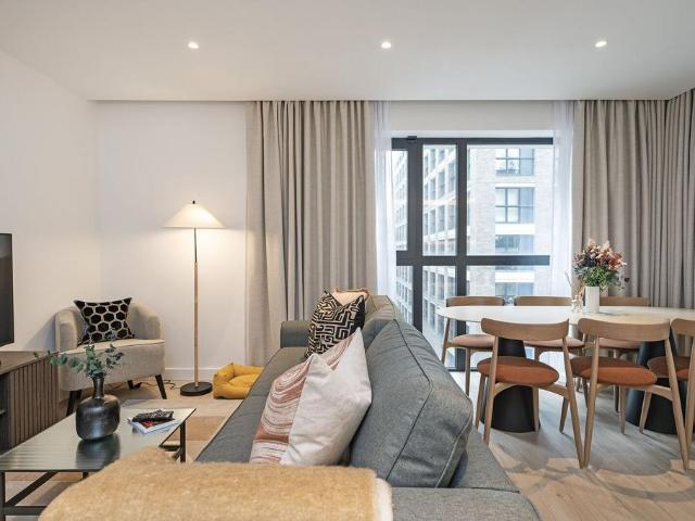 New Drum Street, Aldgate, London, E1 3 bed flat to rent £5,740 pcm £1,325 pw