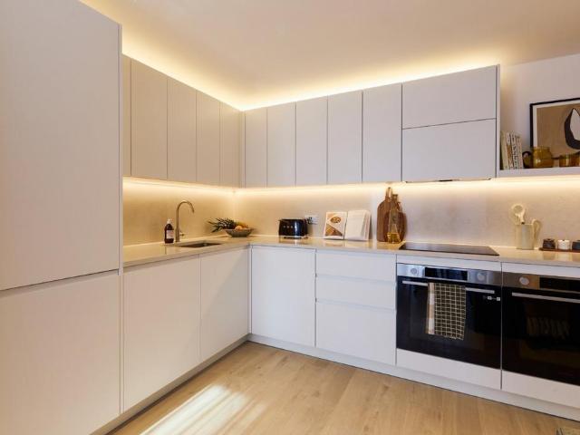 New Drum Street, London E1 3 bed flat to rent £5,800 pcm £1,338 pw