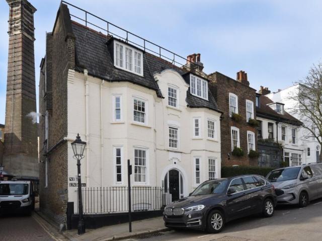 New End, London, NW3 1 bed apartment to rent £2,350 pcm £542 pw