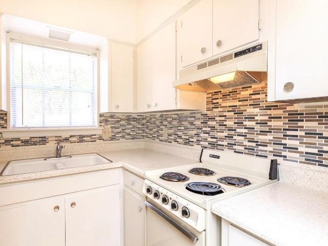 New England Village 2 Bedroom Apartment for Rent at 130 Melrose Pl, San Antonio, TX 78212