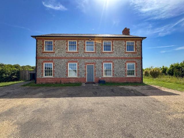 New England Stud, Newmarket, Suffolk. 4 bed detached house to rent £2,950 pcm £681 pw