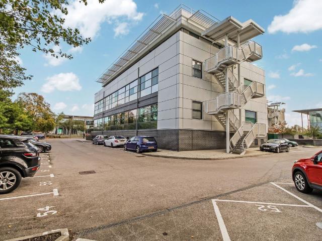 New Eton House, Bath Road, Slough SL1, 1 bed flat to rent, £1,250 pcm | PrimeLocation