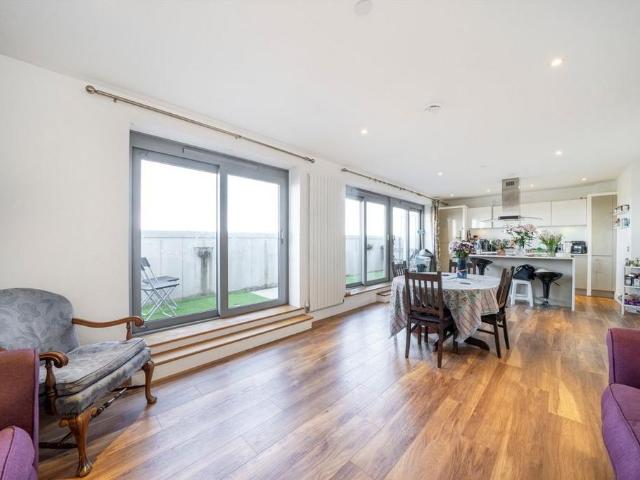 New Festival Avenue, London E14 3 bed flat to rent £3,500 pcm £808 pw
