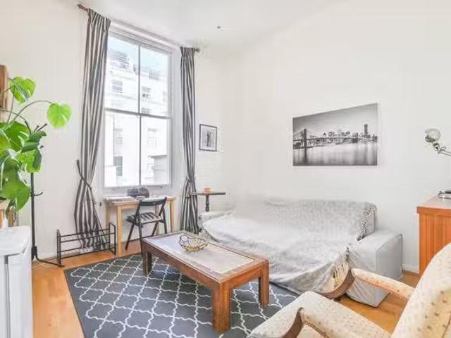Charming Flat to rent in Colville Gardens, Notting Hill, Londo.