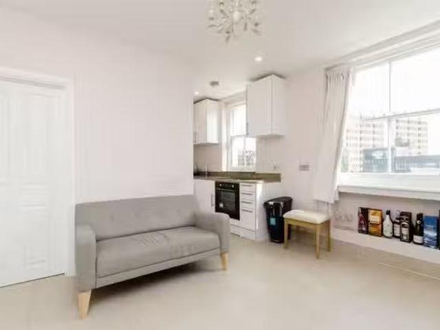 Just in! Flat to rent in Kensington Hall Gardens, West Kensing.