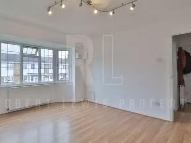 Rental! Flat to rent in York Way, London N20