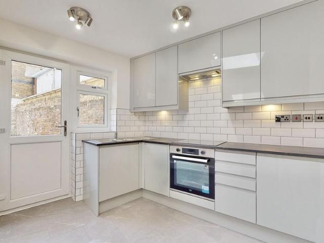 New Kent Road, London SE1 2 bed ground floor flat to rent £2,700 pcm £623 pw