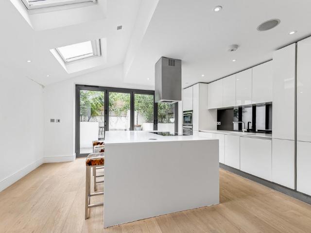 New Kings Road, London, SW6 4 bed terraced house to rent £5,995 pcm £1,383 pw